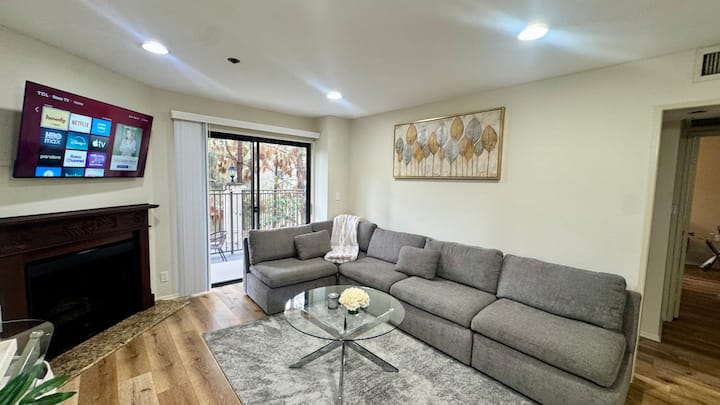 2 Bedroom Apartment With Large Patio - Los Angeles, CA