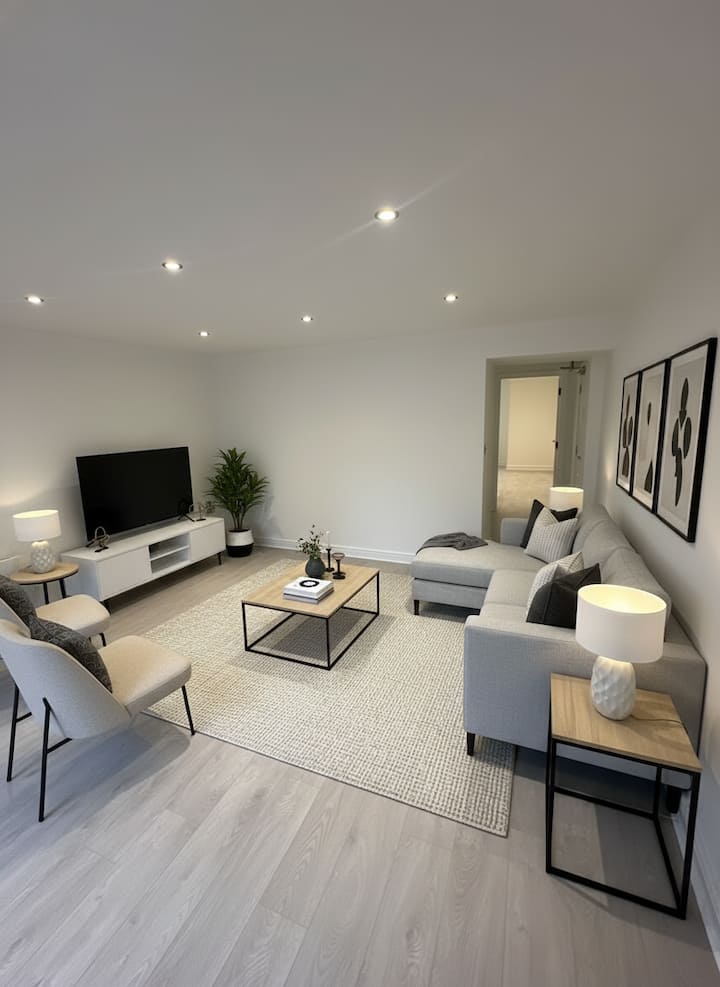 Charming Home Away From Home With Free Parking - Salford