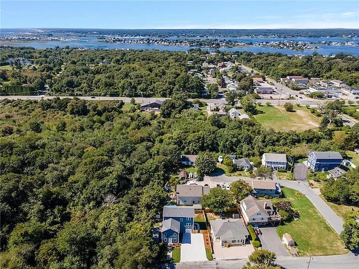 6 Bedrooms - 2 Kitchens - Walk To The Beach - Narragansett, RI