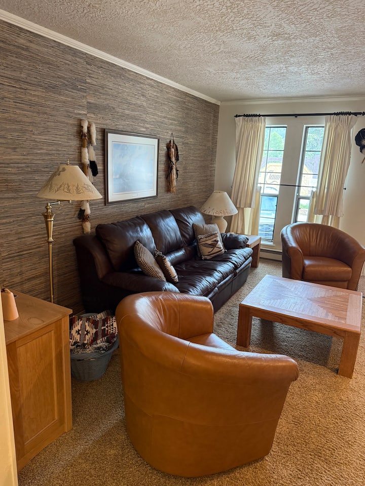 Red River Getaway 2 -Ski In/out, Best Location! - Taos Ski Valley, NM