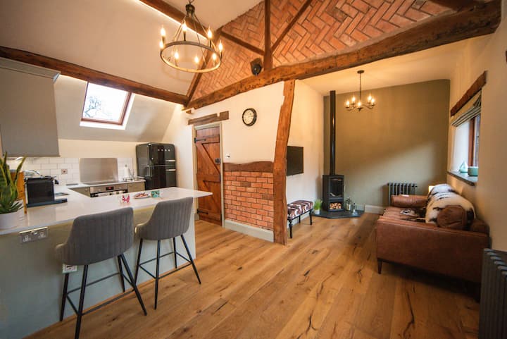 Stylish Barn Conversion With Biostove: The Buttery - Worcestershire