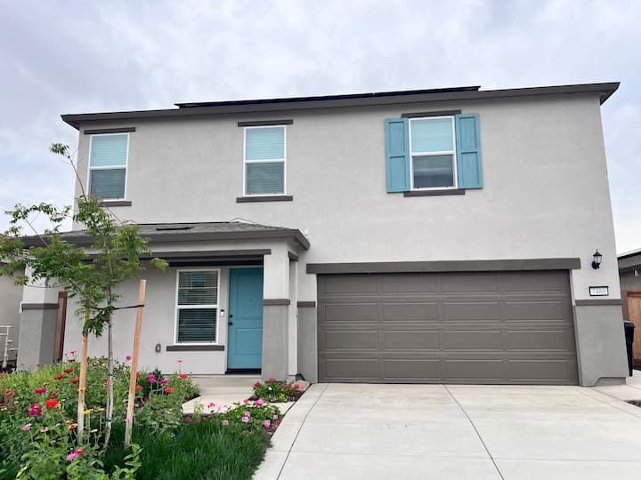 Cozy 4 Bedroom House - Sacramento, CA