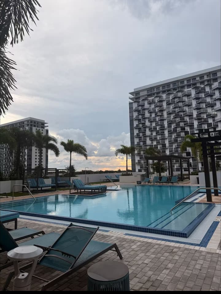 Hermoso 1 B Con Vista A La Piscina - Doral