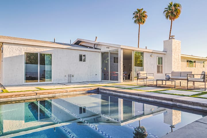 Sun-soaked Palm Springs Escape - Palm Springs, CA