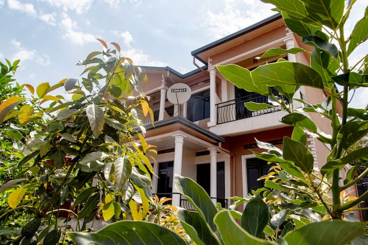 Ihumure House, Modern 4-bedroom Home In Rebero - Kigali