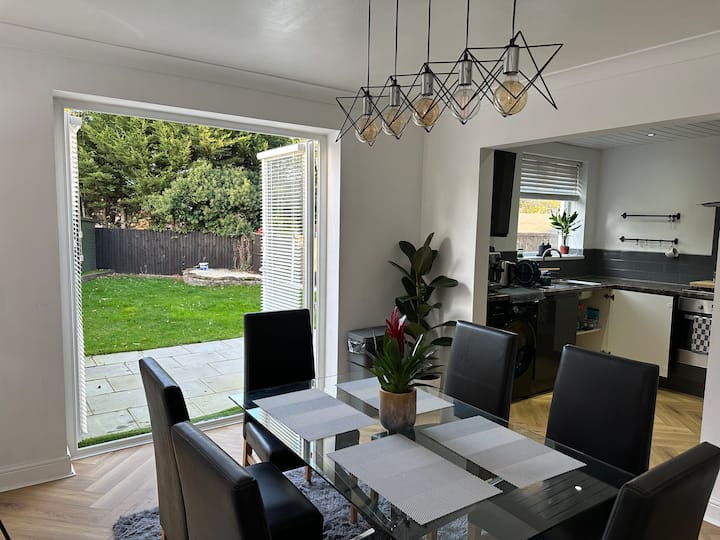 1bd Modern Home W/ Cinema Living Room! - Guernsey