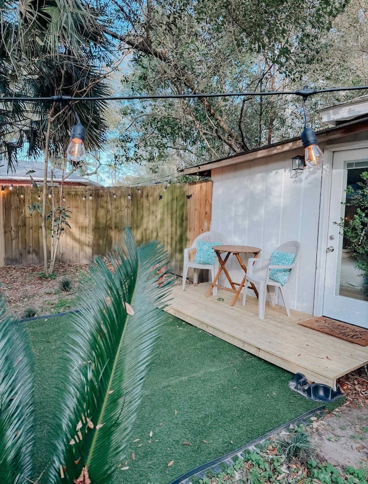 Cozy Cottage Near Downtown & Nas | Pet Friendly - Brent, FL
