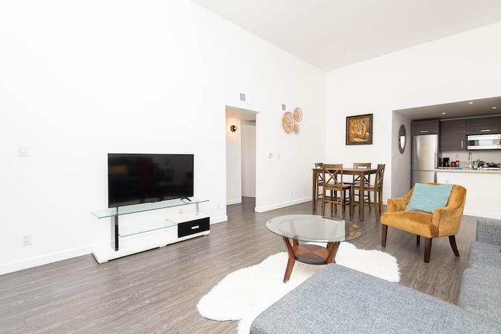 Spacious Two Bdrm Two Bath In Hollywood! - Hollywood, CA