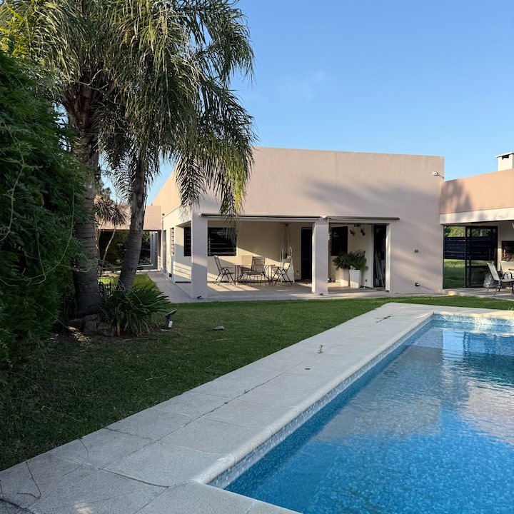 Sumergite En Una Gran Piscina O Jacuzzi. - Gualeguaychú