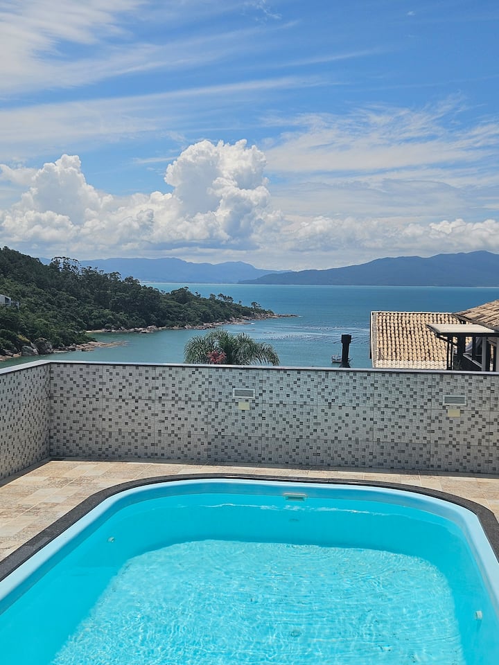 Casa Com 3 Quartos,  Piscina E Bela Vista. - Governador Celso Ramos