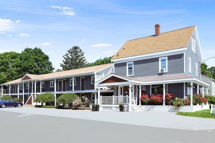 2 Double Beds | Near Boston & Beverly Attractions - Beverly, MA