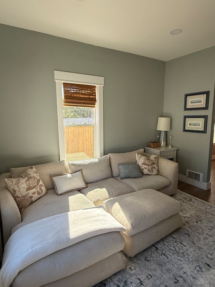 Colorful & Central Home W/ Fenced Backyard+gym! - Tacoma, WA