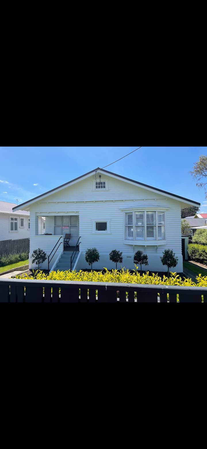 Entire Bungalow Close To Town - New Plymouth