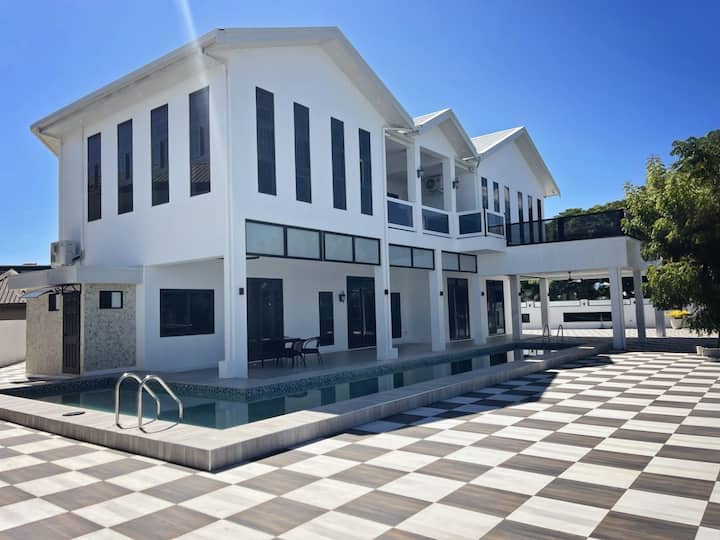 Elegant 5bedroom Villa W/ Private Pool & Lake View - Nadi