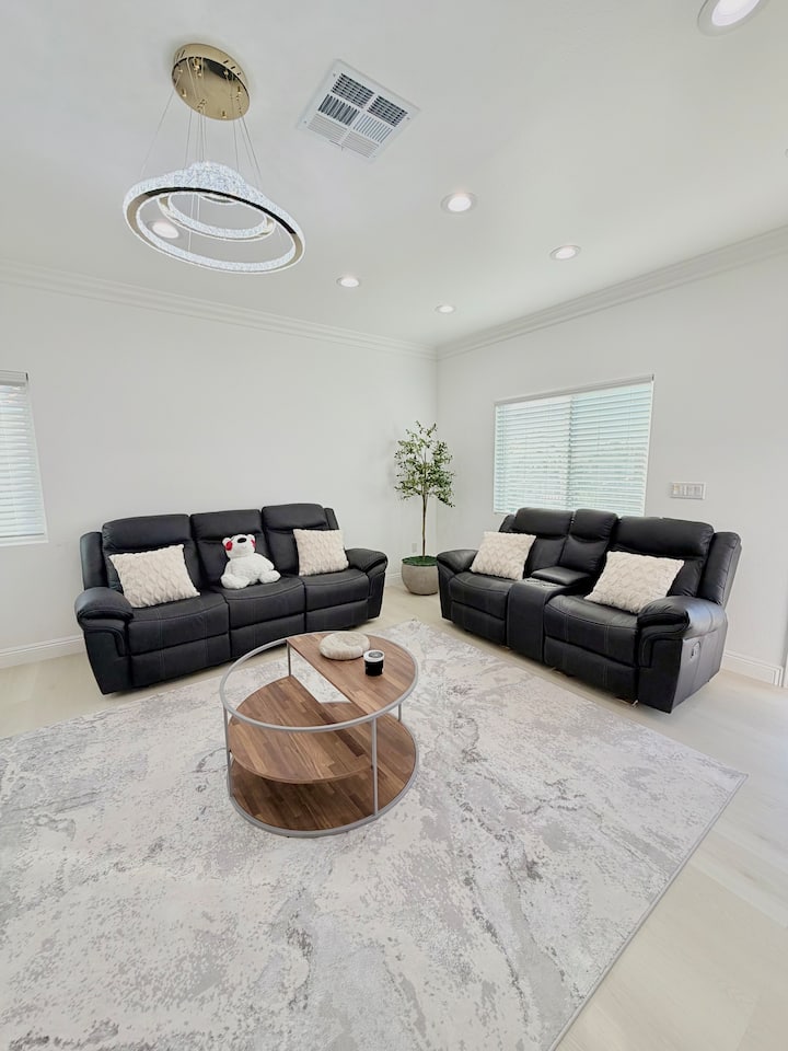 Stylish Modern Home | Central | Gated - Montebello, CA