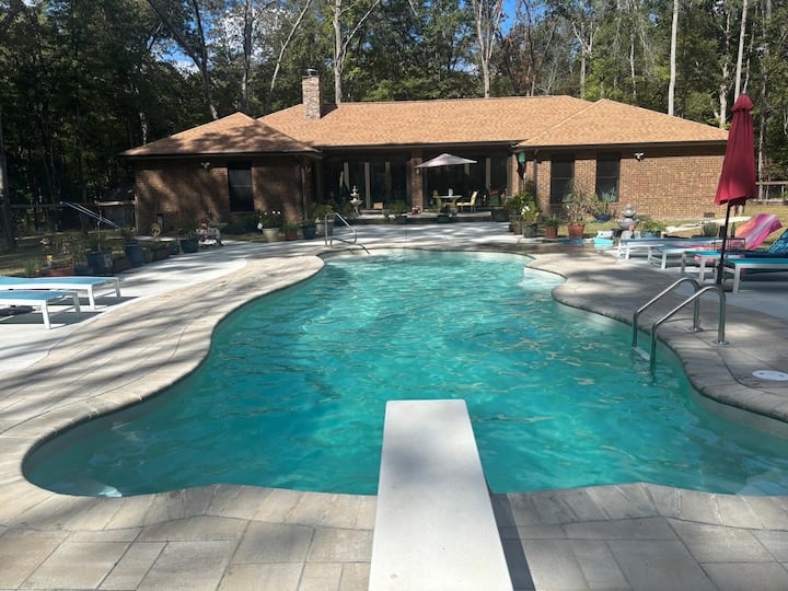 Villa In The Middle Of The Forest Near Waterfalls - Bonnaroo Music And Art Festival