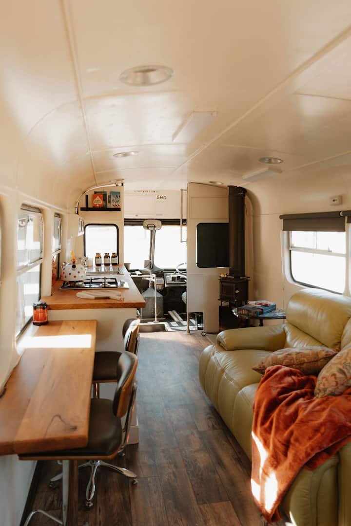 R&r Bus Retreat: Betsy The Blue Bus - Donnybrook