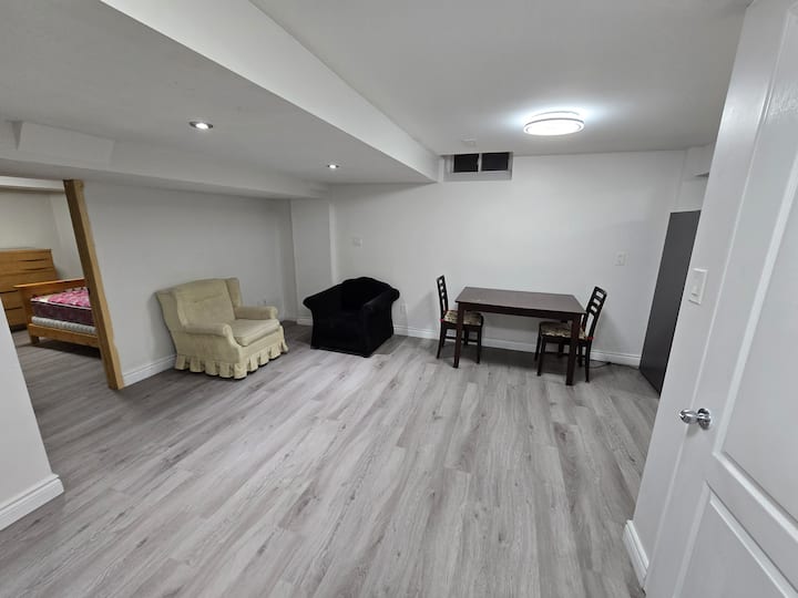 Comfortable Fresh 1 Bed Apartment With Kitchen - Markham