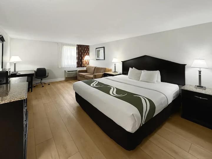 1734 West | Modern King Room – Fort Wayne - Fort Wayne, IN