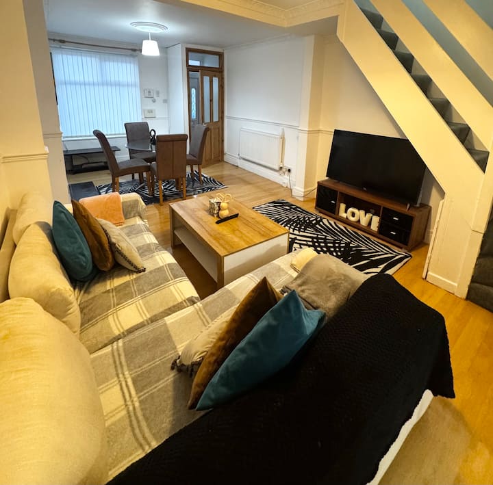 Cozy 2 Bed House, Free Parking, Wifi, 2 Smart Tvs - Guernesey