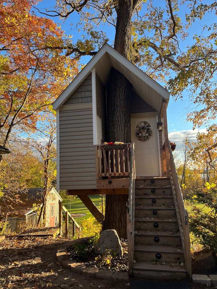 Cozy Treehouse Retreat - Minnesota