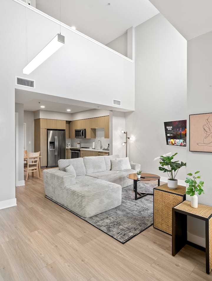 Sunny Hollywood Loft - 1bd (2 Free Parking, Pool) - West Hollywood, CA