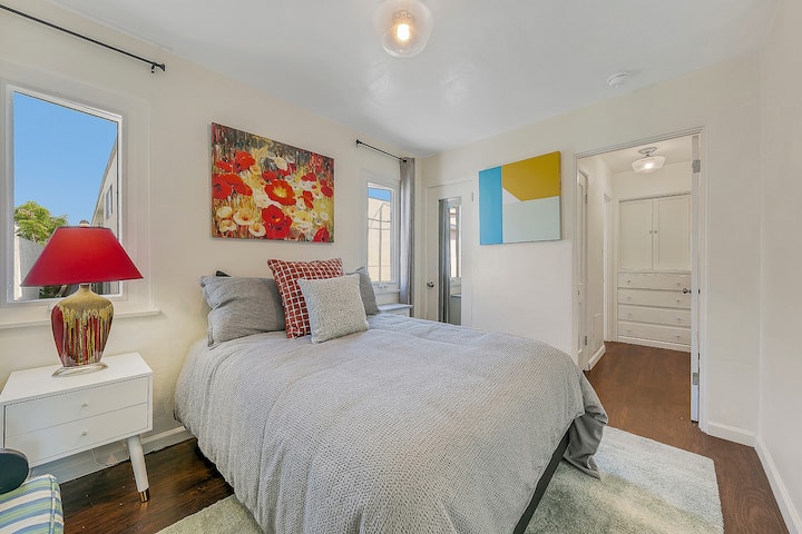 Santa Monica Upstairs 1-bedroom Near Montana Ave - Santa Monica, CA