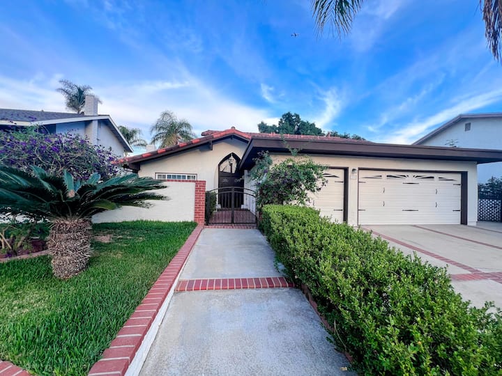 Spacious 5br Furnished Orange Home | Monthly Stays - Tustin, CA