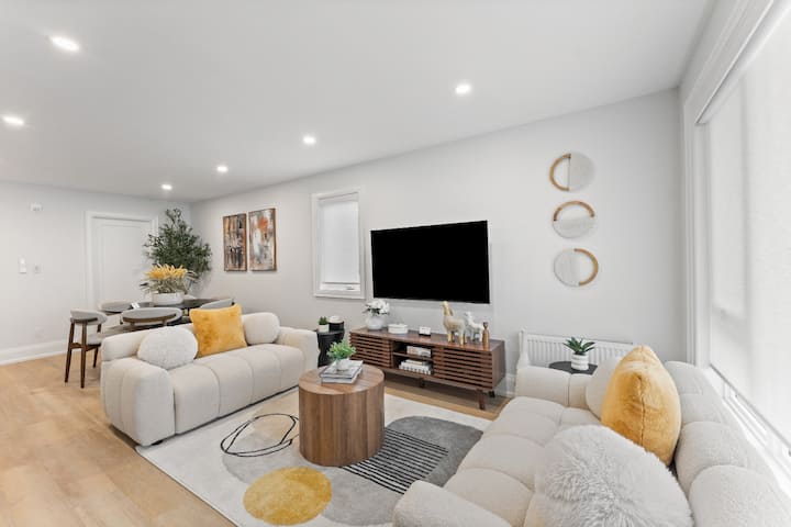 Luxury 2 Br • 2 Beds • Stylish New Build Downtown - Toronto