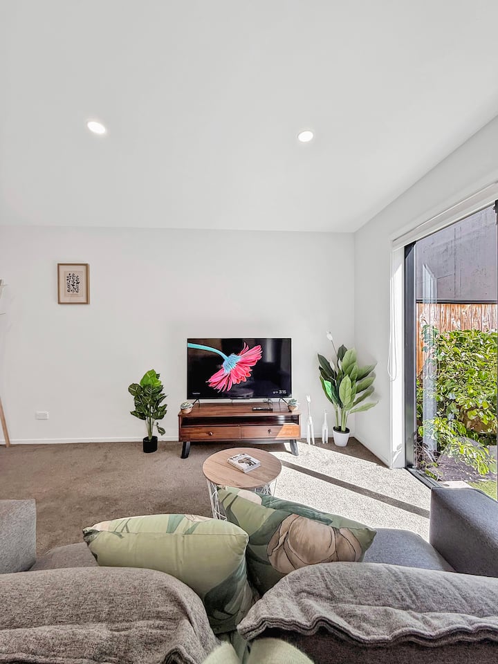 Stylish 2-bedroom Home With Back Yard - Christchurch