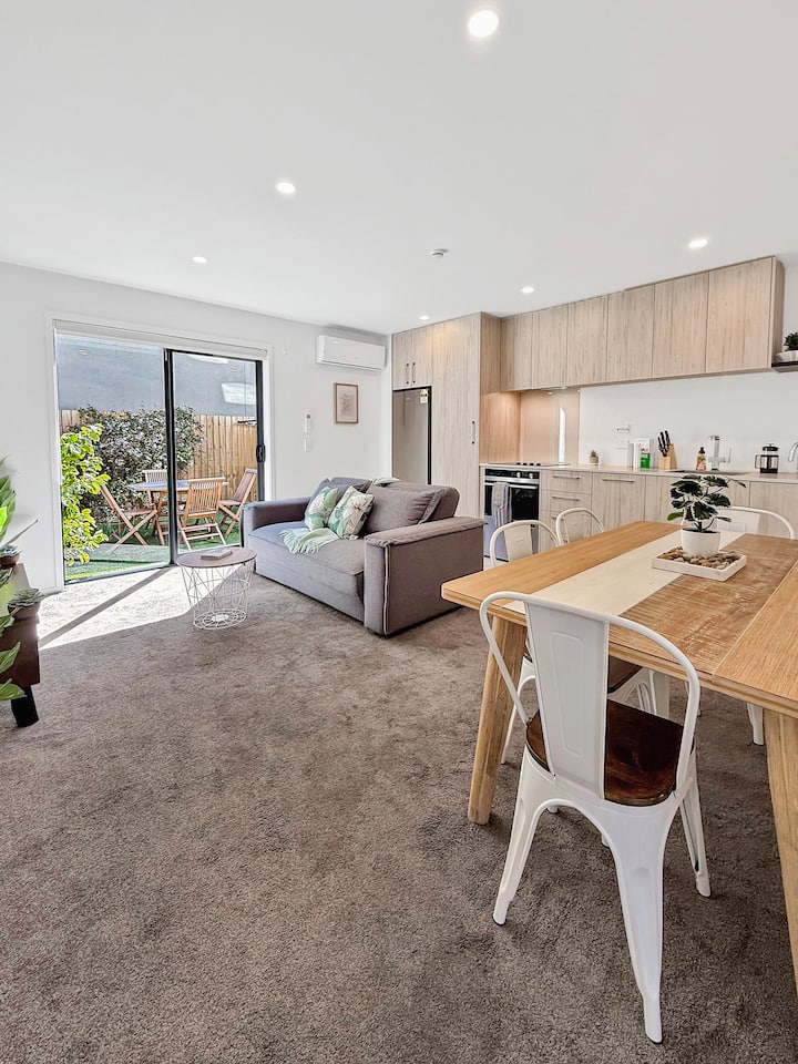 Stylish 2-bedroom Home With Front Yard - Christchurch