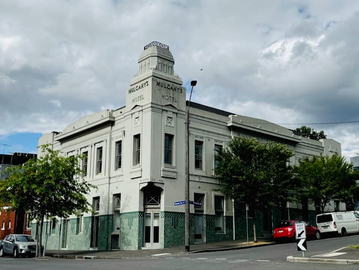 Contemporary City-edge Apartment With Terrace - Australia