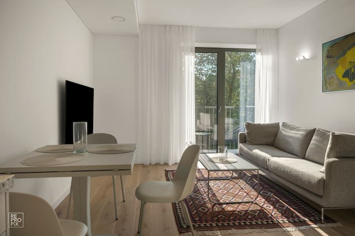 Bright 2br With Private Ev Charger, Parking & A/c - Kaunas