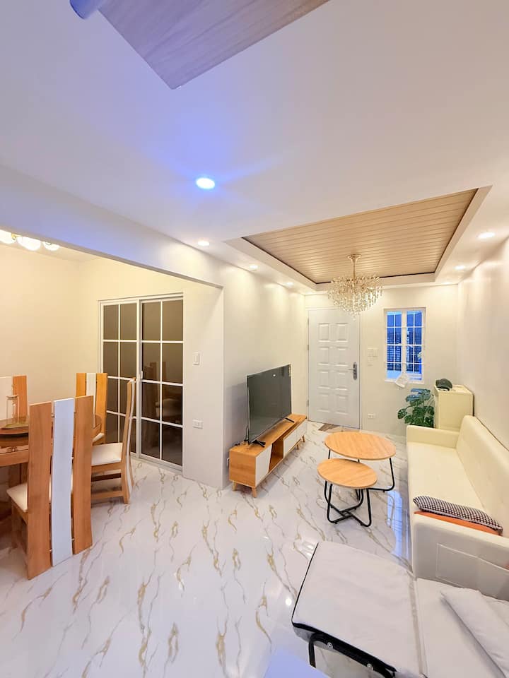 2 Storey House Wi-fi, Netflix, Bar, Kitchen, Gym - Cavite City