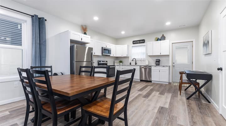 Bright New 2br House • Parking + Washer/dryer - Dubuque, IA