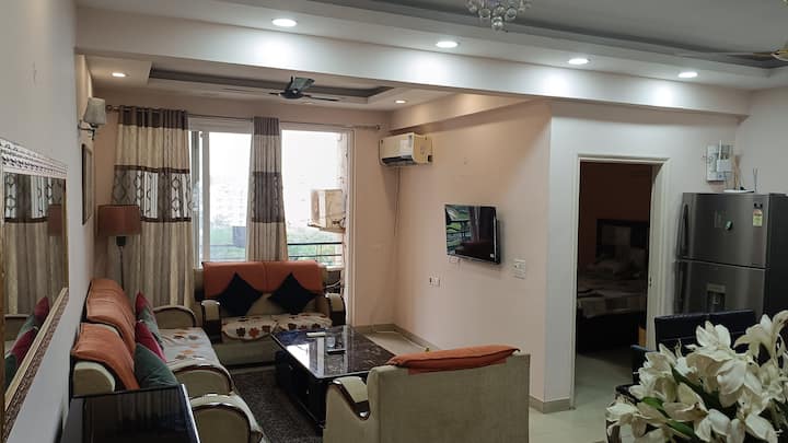 Stunning 2bhk Apartment W/kitchen|ac | Noida - Noida