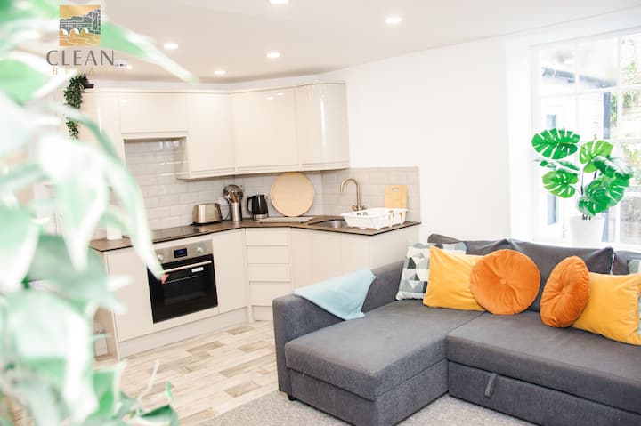 Stylish 1-bed Flat, Sleeps 4, Free Parking - Bath