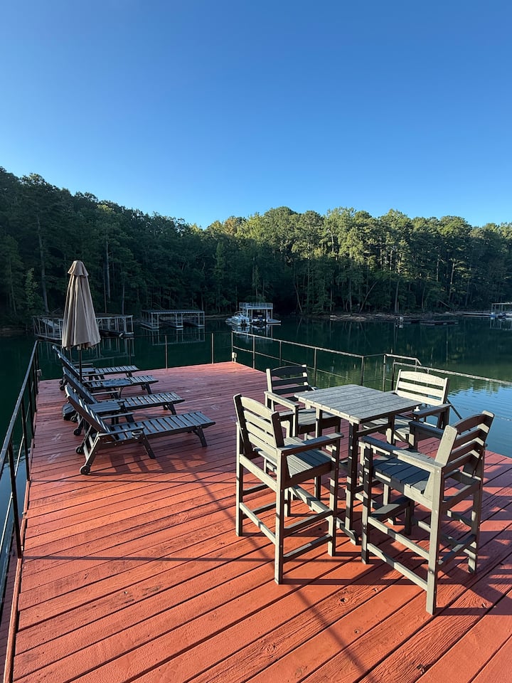 Lake It Easy - Deep Water Dock & Year Round Views! - Buford, GA