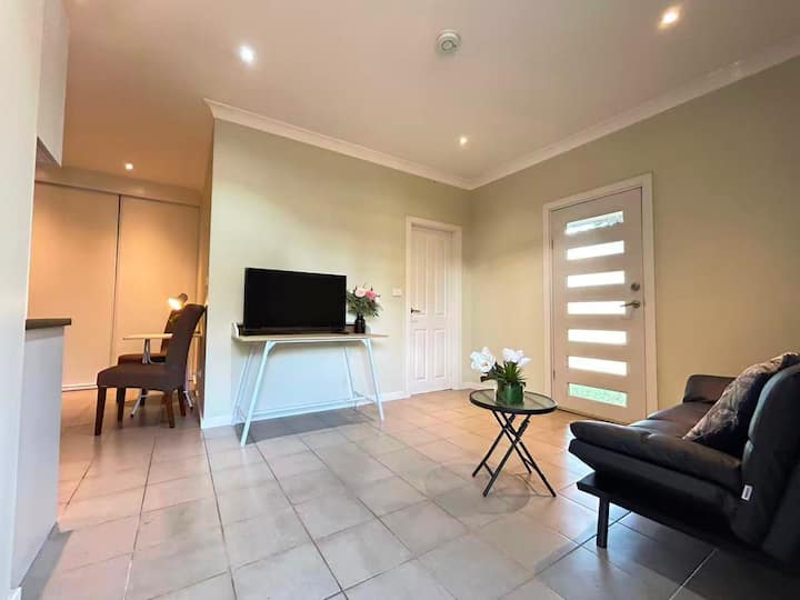 Entire A/queenbed+sofabed/ac/tv/private Entry/deck - Blacktown