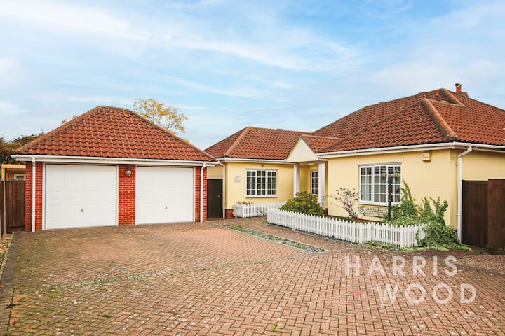 Harvest Close, Marks Tey - Colchester Zoo