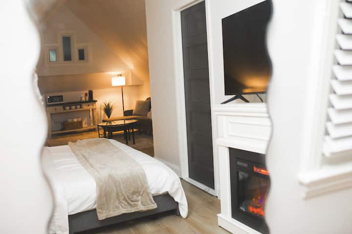 The Château At Cobbs Hill: The Tower Suite - Rochester, NY