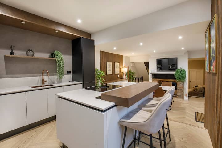 65 Monkgate Sleeps 10 With Parking - York, UK