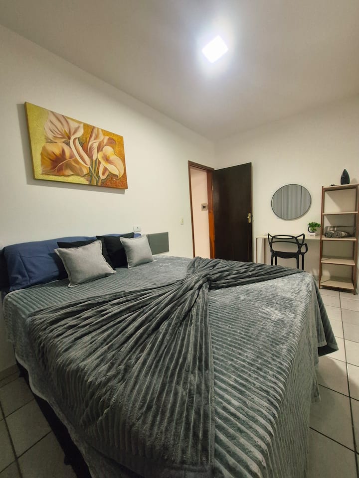 Kitnet Próxima Uem • Ar Cond • Confortável Fundo - Maringá