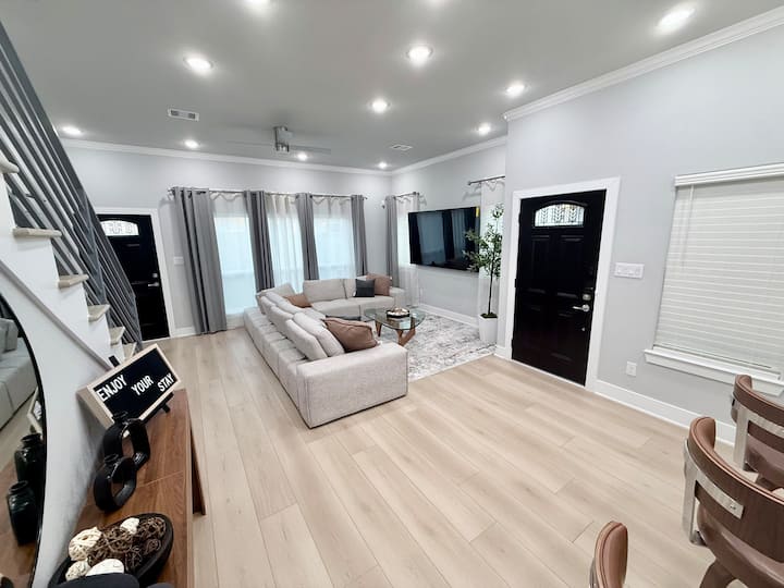 Designer Townhome W/ Spa Tub | Remote-work Ready - Houston, TX