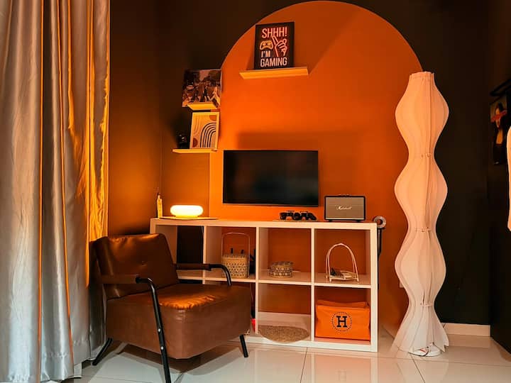 2br Equine 6 Pax | Wifi+ Netflix | Upm |Klia | Mrt - Seri Kembangan