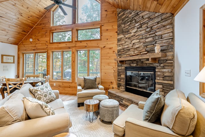 Family-friendly Cabin – Games, Fire Pit, & Nature! - Berkeley Springs, WV