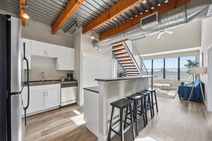Large Modern Loft — 3 Bedrooms, Walk Downtown! - Fort Worth, TX