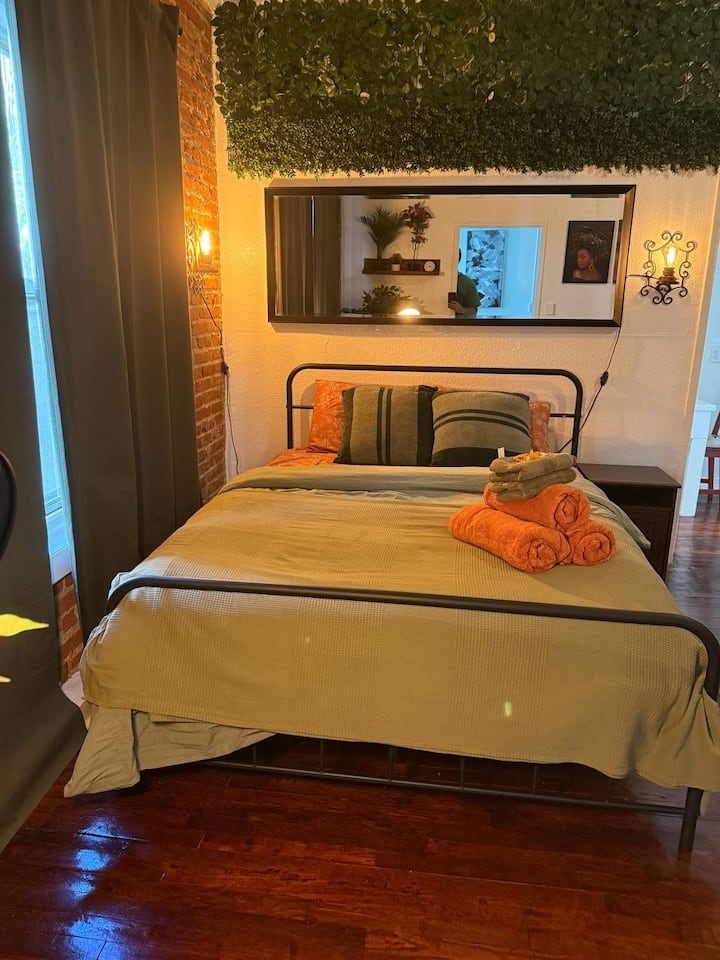 Warm Urban Retreat In Hollywood - Hollywood, CA