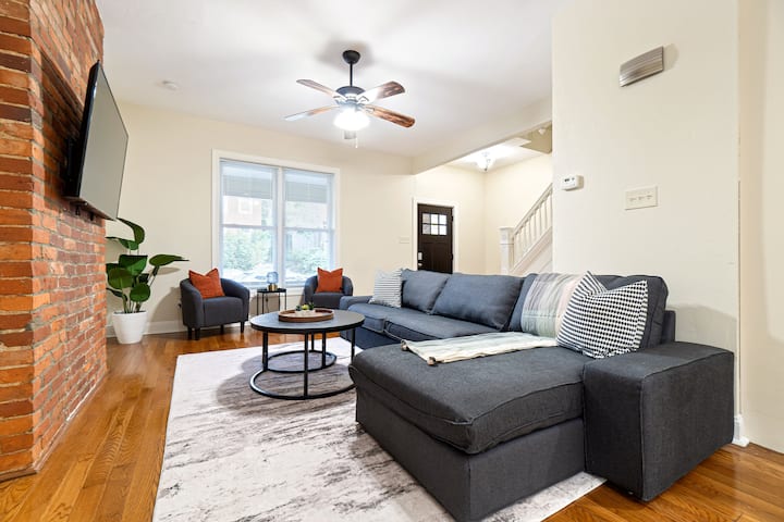 Lloyd House | 5 Kings | Sleeps 12 | Point Breeze - Pittsburgh, PA