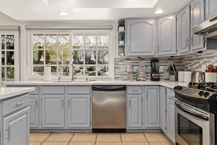 Goode Homes Stunning Home W/ Beautiful Backyard - Santa Clarita, CA